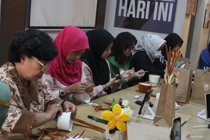 Peningkatan SDM ibu rumah tangga dengan pelatihan kerajinan - ANTARA ...