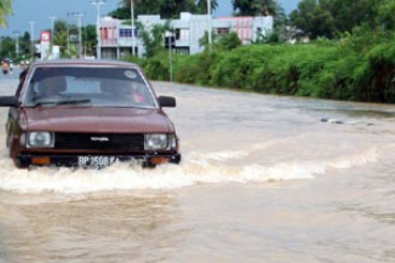 Banjir di Ruas Jalan Karimun Besar - ANTARA News Kepulauan Riau