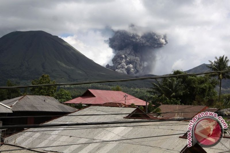 Gunung Lokon Keluarkan Abu Setinggi 600 meter - ANTARA News