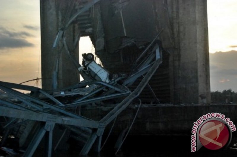 Ribuan warga masih padati lokasi jembatan runtuh - ANTARA News