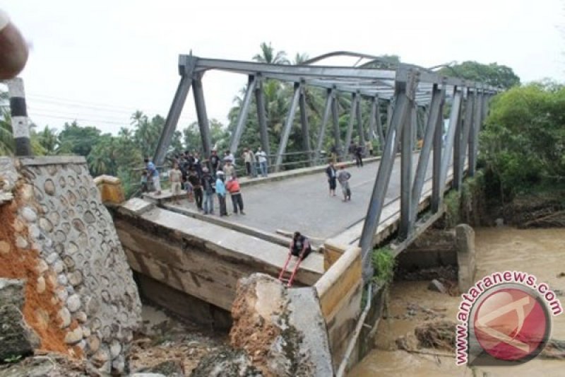 Jembatan roboh, Desa Mata NTB terisolasi - ANTARA News