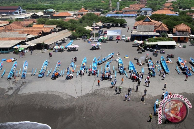 Nelayan Cilacap enggan melaut akibat cuaca buruk - ANTARA News ...