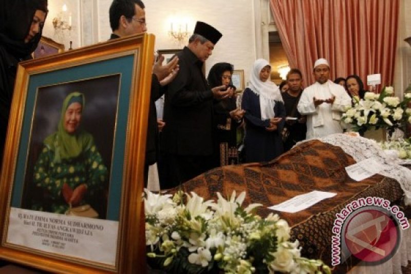 VP Boediono acts as inspector of Emma Sudharmono funeral ceremony ...