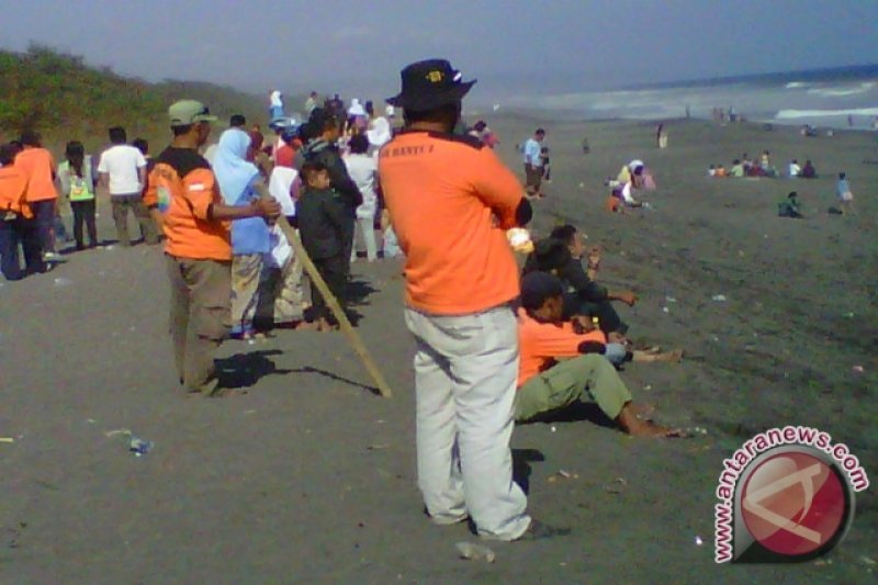 Pengunjung Pantai Gua Cemara diimbau tidak mandi - ANTARA News ...
