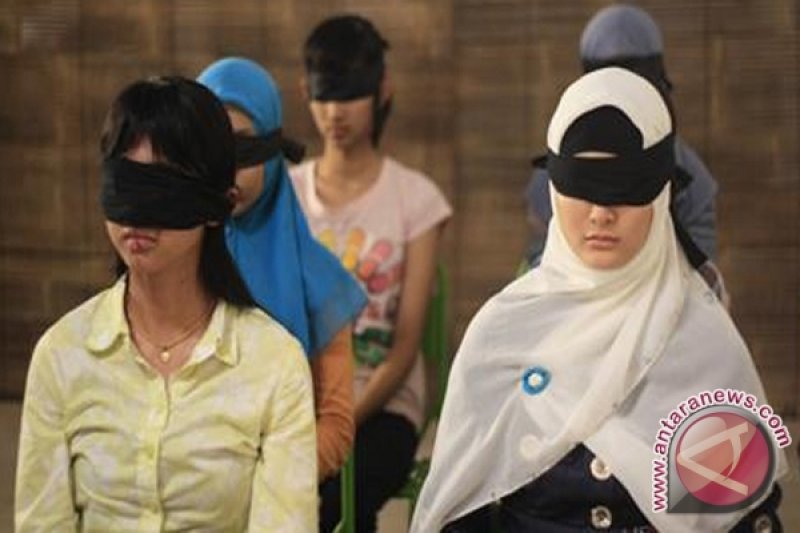 Masyarakat Garut nonton bersama film "Mata Tertutup" - ANTARA News ...