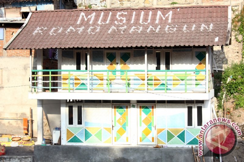 Perpustakaan `Romo Mangun ` wahana belajar warga Kali Code - ANTARA ...