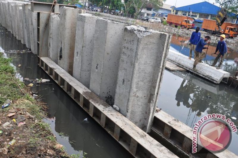 Pemasangan Tanggul Sungai - ANTARA News