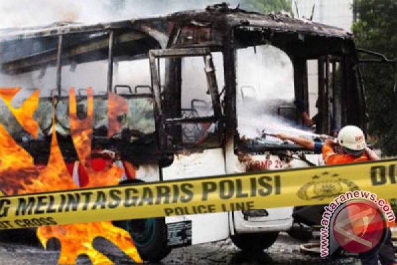Sebuah bus terbakar di jalan tol Semarang - ANTARA News