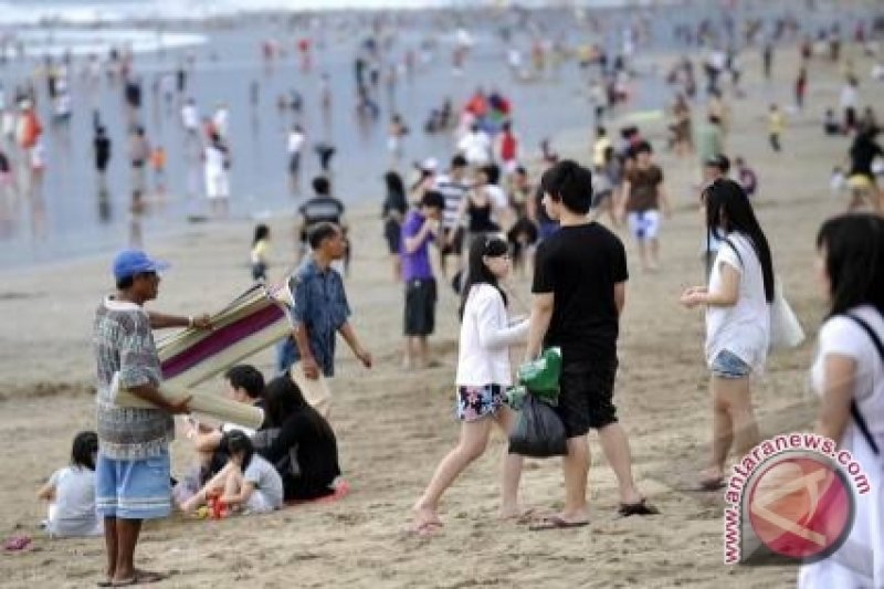 Pantai Pasir Padi Ramai Dikunjungi Wisatawan - ANTARA News Bangka Belitung