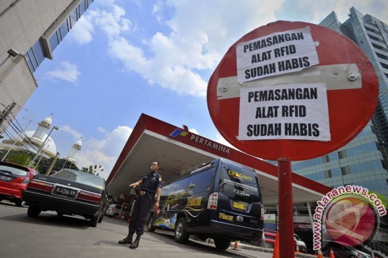 Pemasangan Alat RFID Pertamina - ANTARA News