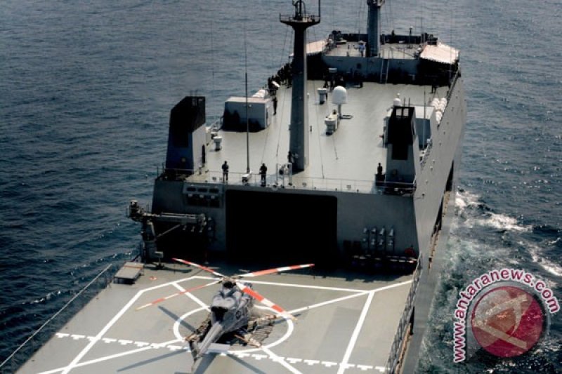 KRI Makassar-590 angkut 710 pemudik dari Surabaya - ANTARA News