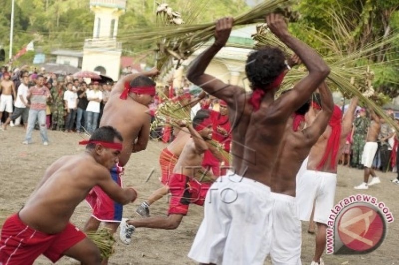 Atraksi Adat "Pukul Sapu" Pukau Ribuan Penonton - ANTARA News Ambon, Maluku