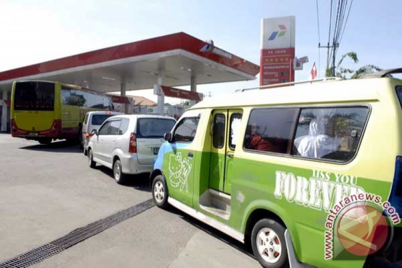 Antrean mobil "mengular" mendapatkan solar pada SPBU - ANTARA News