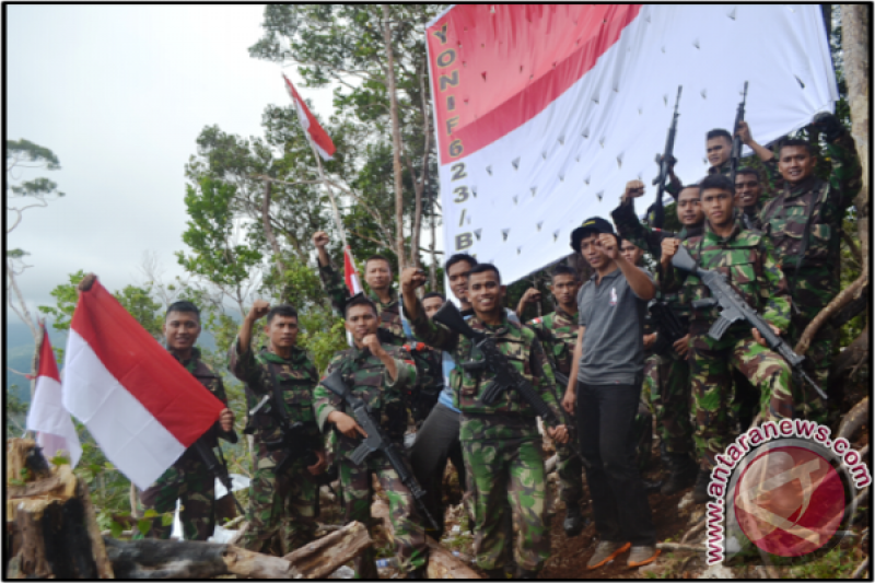 Kibarkan bendera Merah Putih ukuran "raksasa" - ANTARA News Papua
