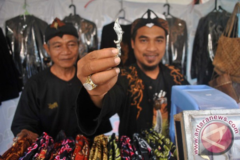 Mengenal Pangsi, Busana Tradisional Pria Sunda yang Sarat Makna ...