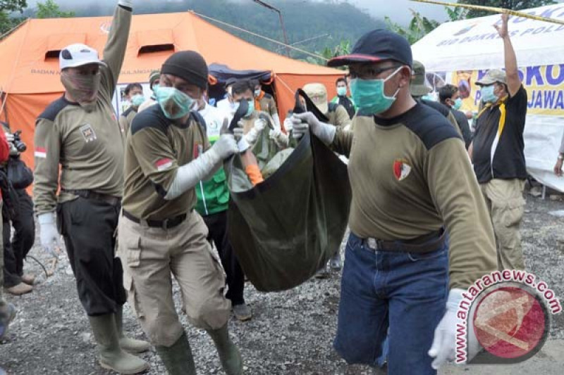 Dua jenazah korban longsor ditemukan di Sijeruk - ANTARA News