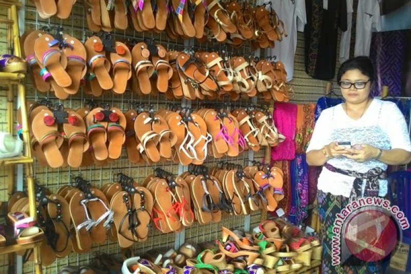 Pengrajin Sandal Kulit Denpasar Kembangkan Produk Ekspor - ANTARA News Bali