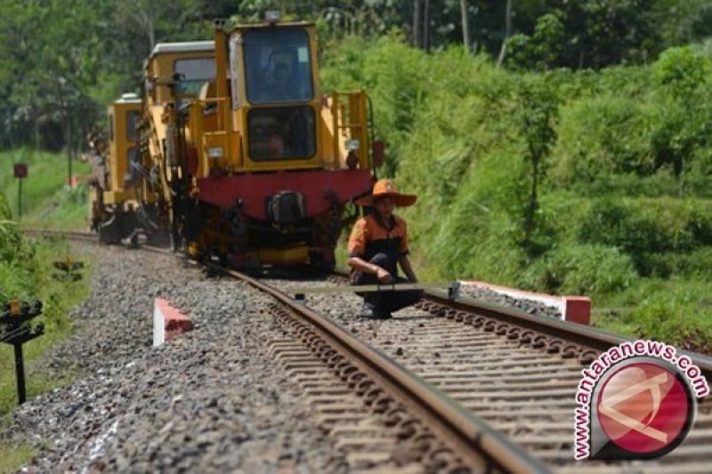 Pemasangan Patok Rel Kereta Api Kalimantan Dimulai - ANTARA News ...