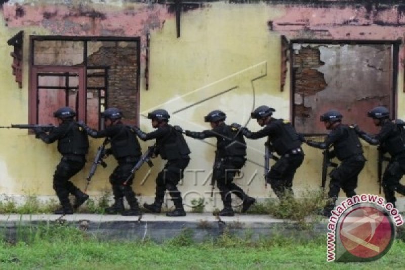 Anggota Brimob dikerahkan bantu kejar teroris kelompok Mujahidin ...