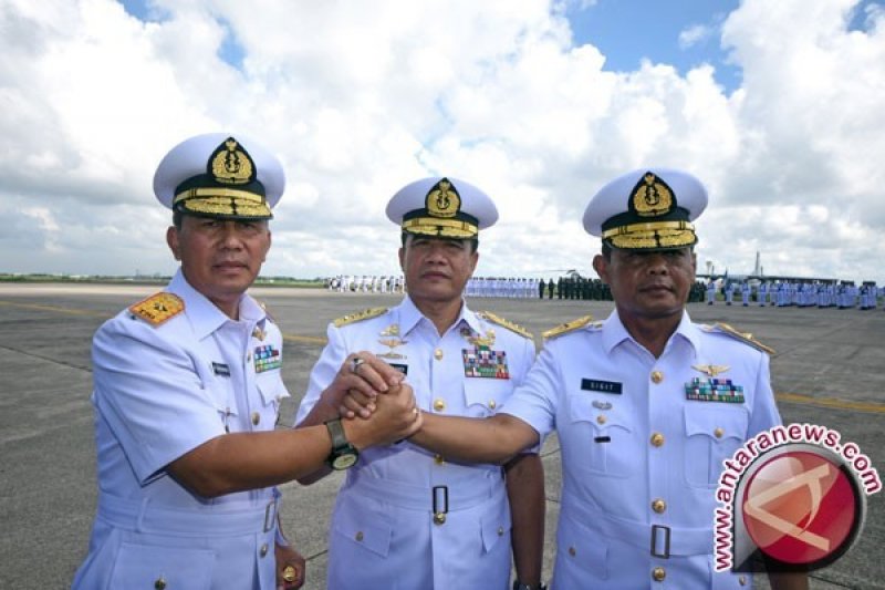 Laksma TNI Manahan Simorangkir Jabat Komandan Puspenerbal - ANTARA News ...