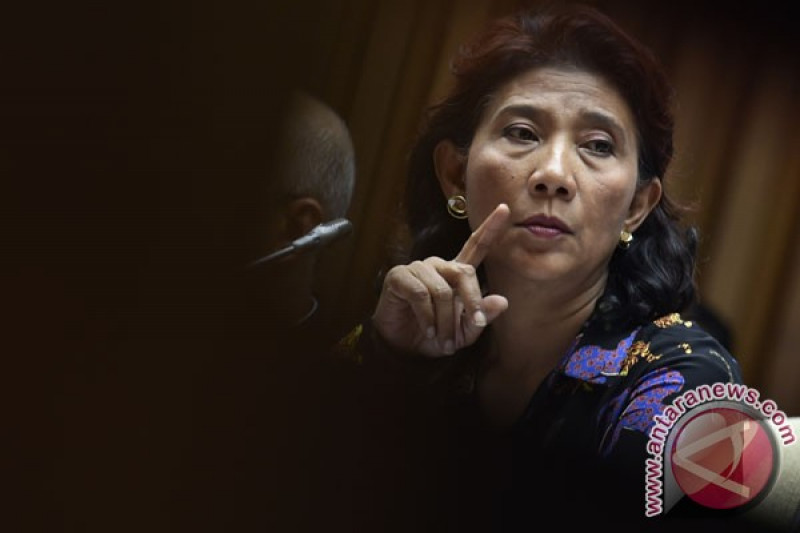 Menteri Susi tenggelamkan 81 kapal pencuri ikan melalui video ...