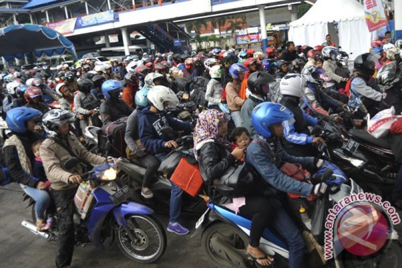 Pemudik bermotor padati arteri Karawang hingga pantura - ANTARA News