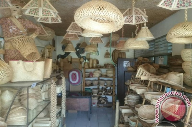 Warga Gunung Kidul didorong kembangkan kerajinan bambu - ANTARA News Yogyakarta - Berita Terkini ...