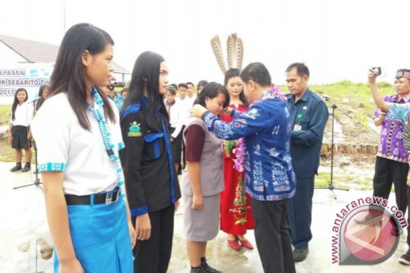 430 Siswa SMK Bartim Dilepas Jalani Praktek Kerja, Ini Pesan Bupati - ANTARA News Kalimantan ...