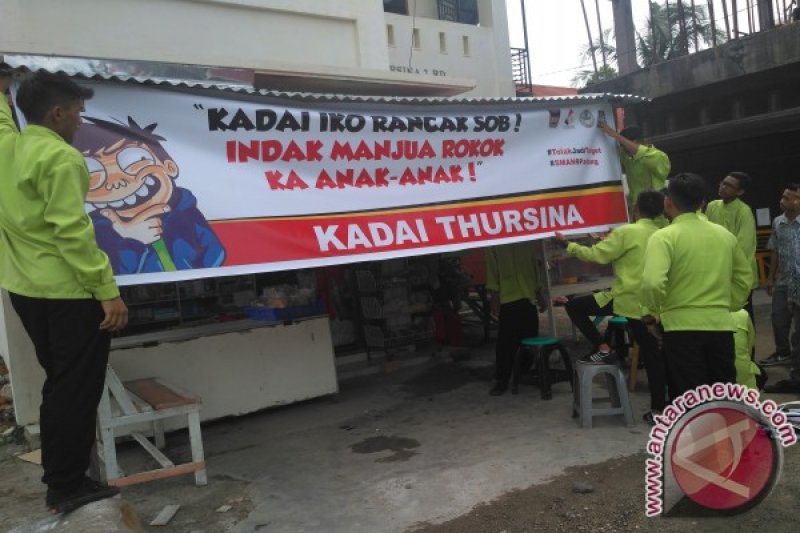 Pelajar di Padang Ganti Spanduk Rokok - ANTARA Sumbar