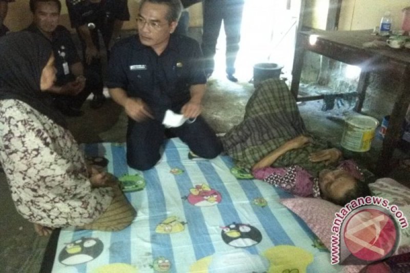 Wabup Bantul mengunjungi rumah warga menderita lumpuh - ANTARA News ...