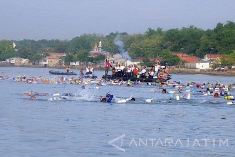 458 Peserta Ikuti Lomba Renang Selat Madura - ANTARA News Jawa Timur