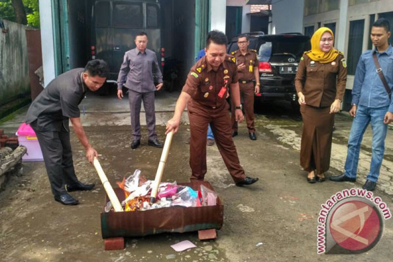Kejari Rejang Lebong Musnahkan Barang Bukti Hasil Kejahatan - ANTARA ...