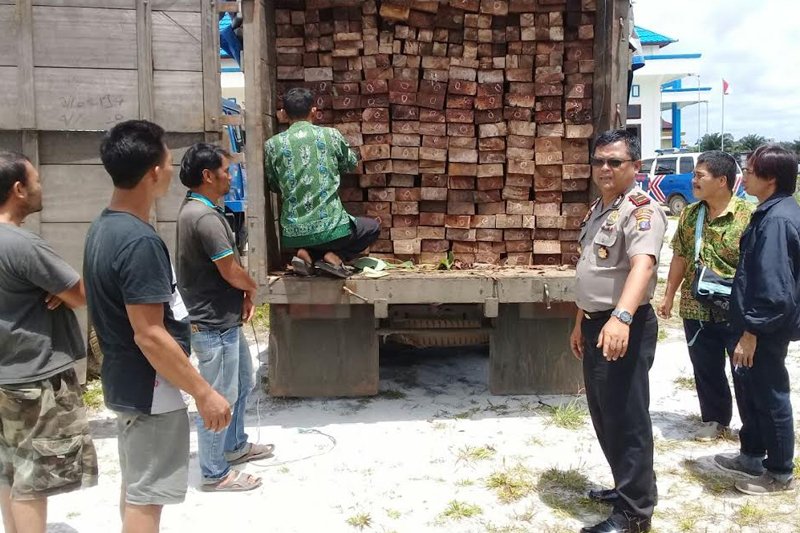 10 kubik kayu olahan diamankan polisi di Barsel - ANTARA News Kalteng