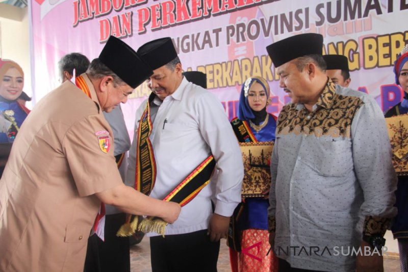 Wali Kota Solok terima anugerah Ayah-Bunda GenRe Award - ANTARA Sumbar
