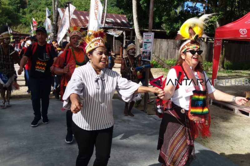 Tarian Adat Suku Moi Sambut Kunjungan SMN Sumut - ANTARA News Papua Tengah