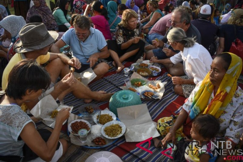 Peserta Sail Moyo Tambora nikmati tradisi begibung Lombok - ANTARA News ...
