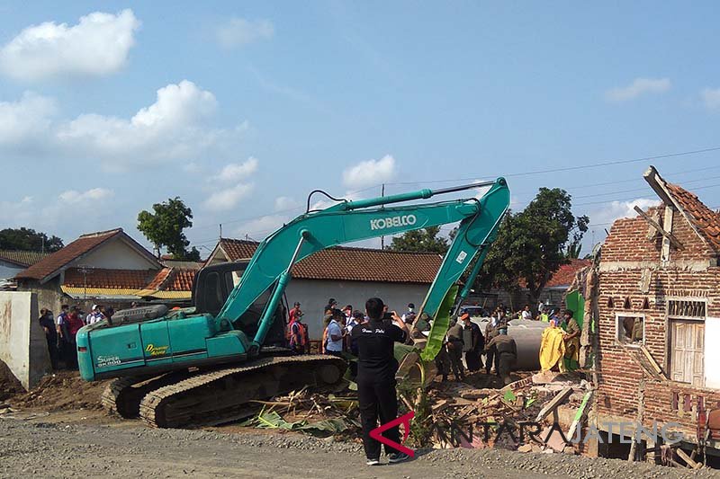 Petugas bongkar paksa rumah untuk "underpass" rel KA Purwokerto (VIDEO ...