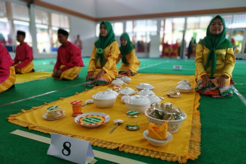 Kota Pontianak kenalkan budaya makan saprahan kepada pelajar - ANTARA ...