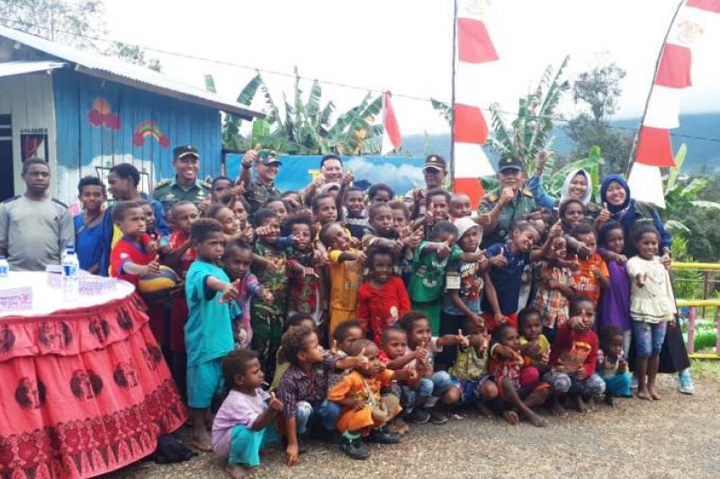 TNI bantu selesaikan pembangunan taman bacaan di Oksibil - ANTARA News ...