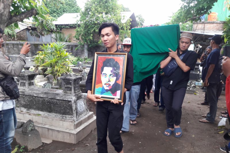 Suasana haru mewarnai pemakaman Andi Drummer Seventeen - ANTARA News ...