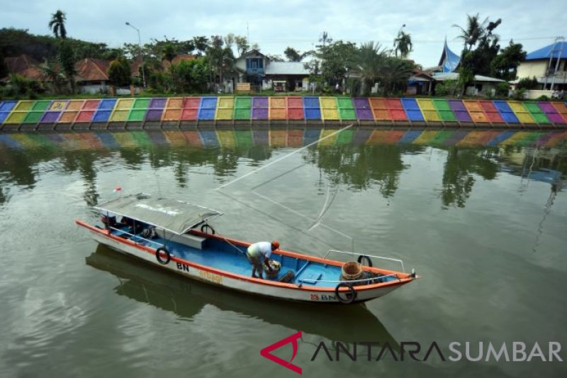 PERAHU KEBERSIHAN SUNGAI - ANTARA Sumbar