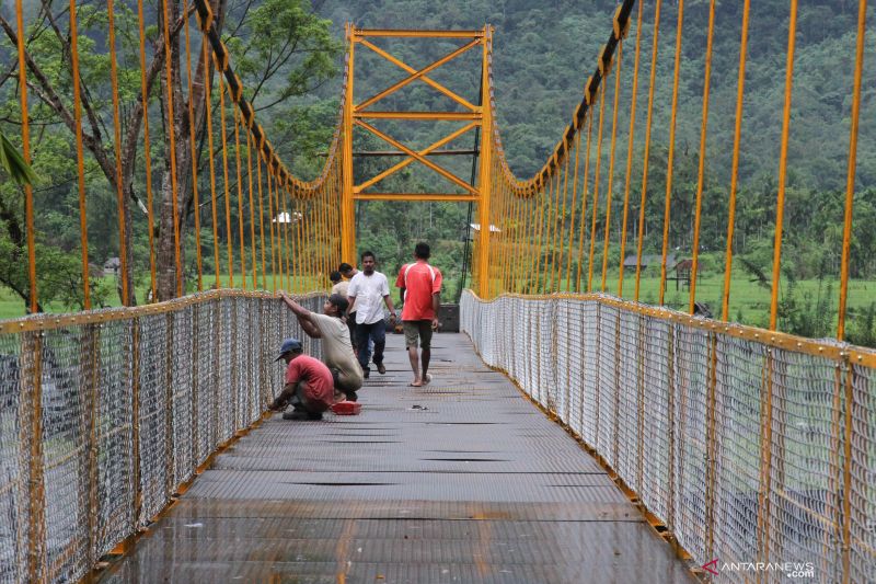 Pembangunan jembatan gantung daerah terpencil - ANTARA News
