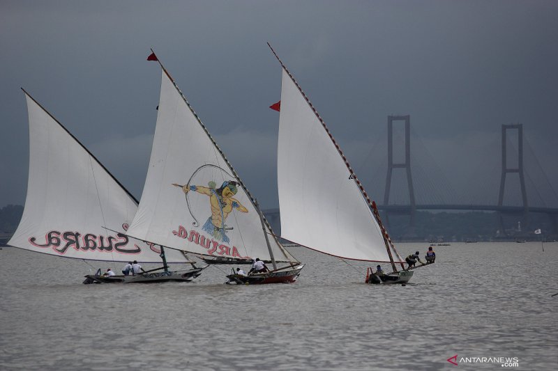 Lomba balap perahu layar tradisional - ANTARA News