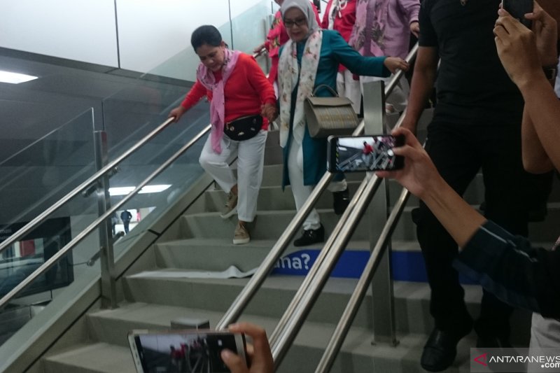Ibu Negara merapikan stiker yang lepas di tangga MRT Jakarta - ANTARA News