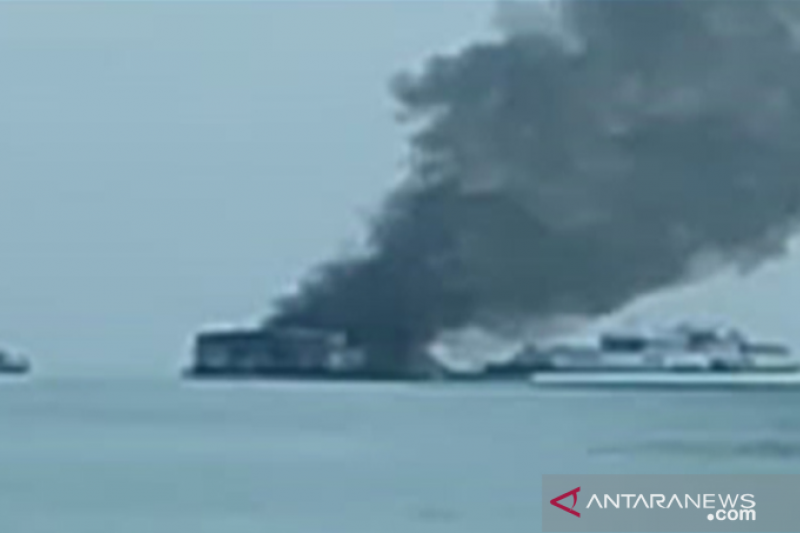 Kapal isap PT Timah Terbakar - ANTARA News Bangka Belitung