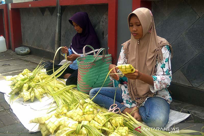 Pedagang selongsong ketupat dadakan mulai bermunculan di Purwokerto ... Pedagang selongsong ketupat dadakan mulai bermunculan di Purwokerto ...