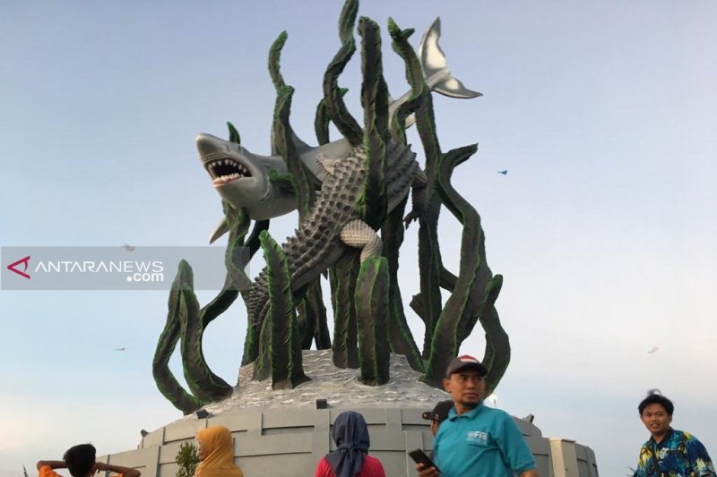 Patung raksasa "Suro" dan "Boyo" di Taman Suroboyo dipadati pengunjung ...