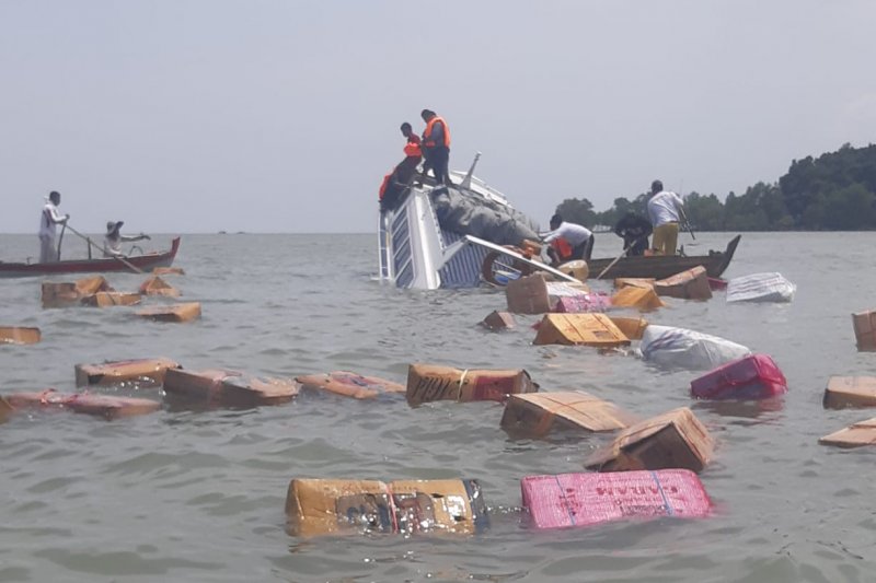 Riau Islands Marine Police evacuate Tenggiri boat - ANTARA News