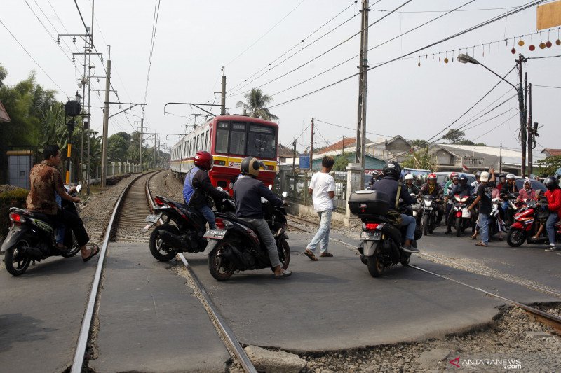 Pergulatan wewenang dan keamanan di perlintasan kereta api - ANTARA News Pergulatan wewenang dan keamanan di perlintasan kereta api - ANTARA News