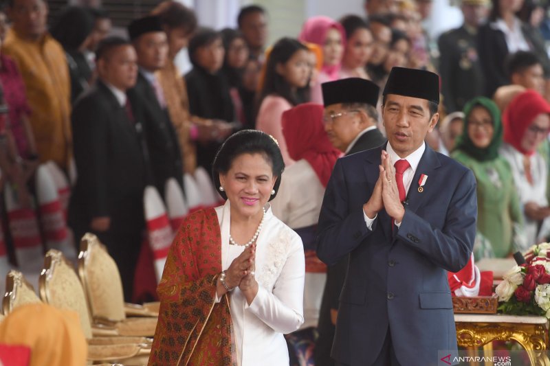 Upacara Penurunan Bendera Merah Putih di Istana Merdeka - ANTARA News
